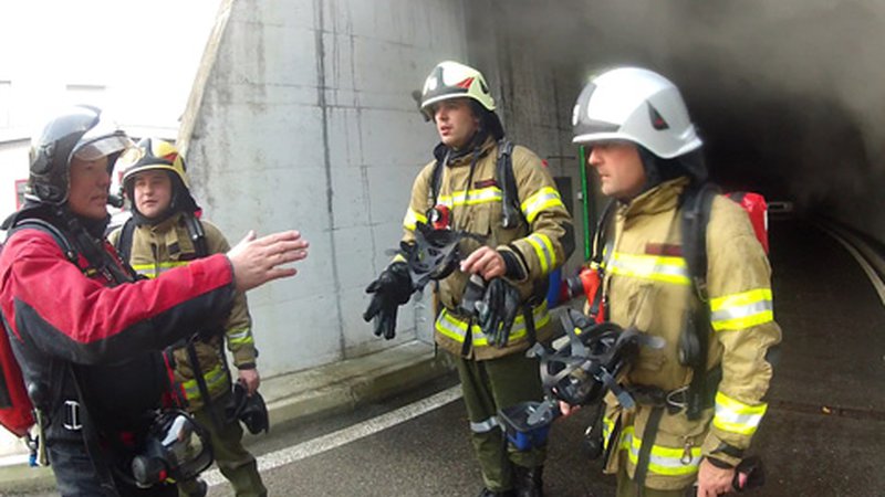 Tunnellöschtraining beim IFA in der Schweiz / Balstahl | Feuerwehr Landeck